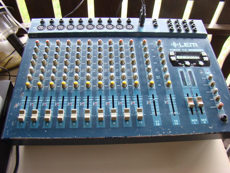 LEM Twin 14 Powered mixer