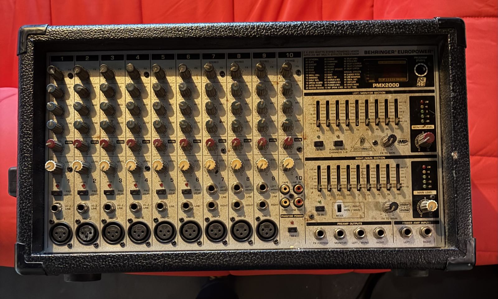 Power mixer Behringer pmx2000