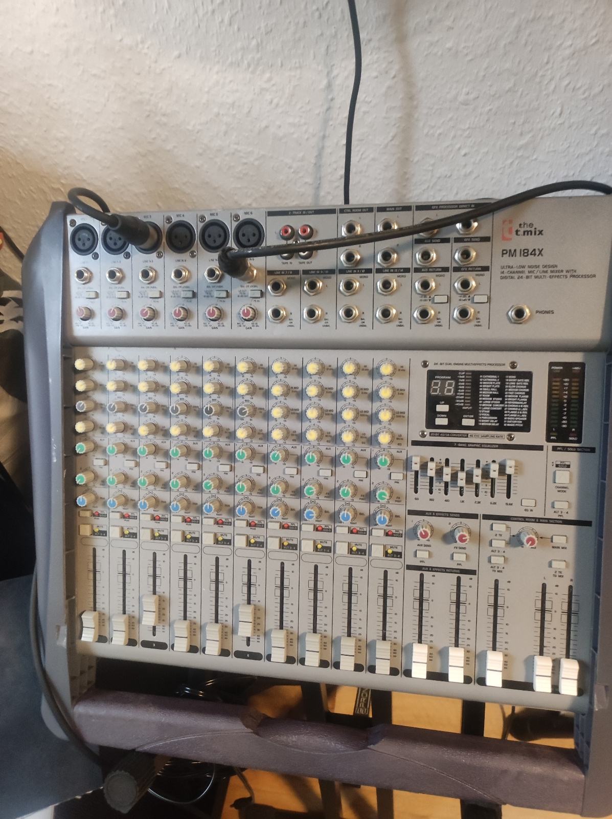 Powermixer 2x300 w..