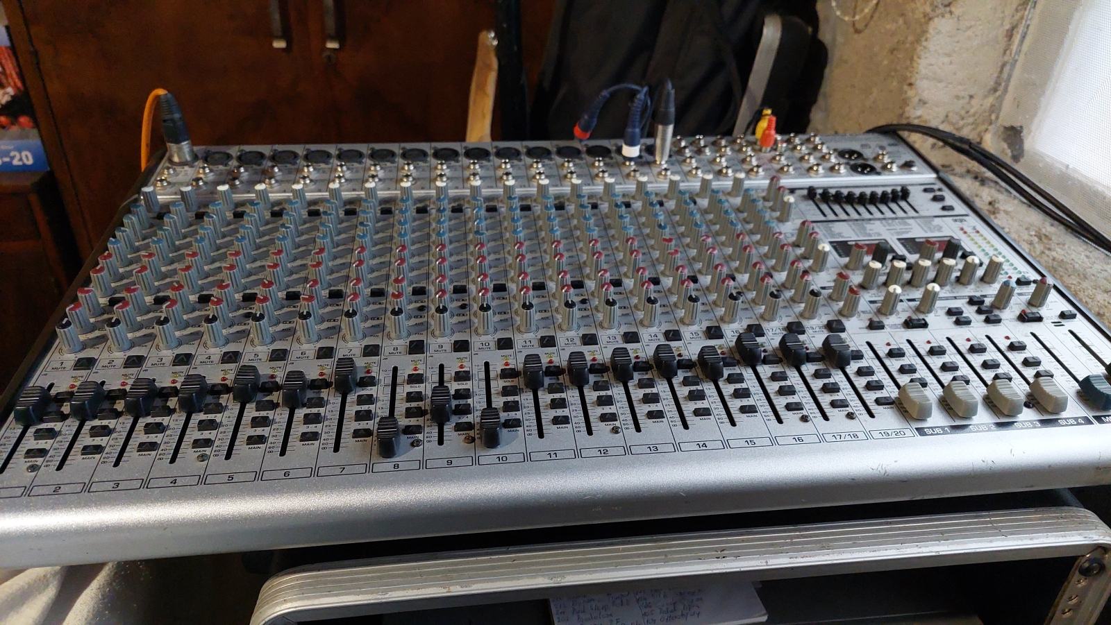 Prodajem mikser Behringer SL2442