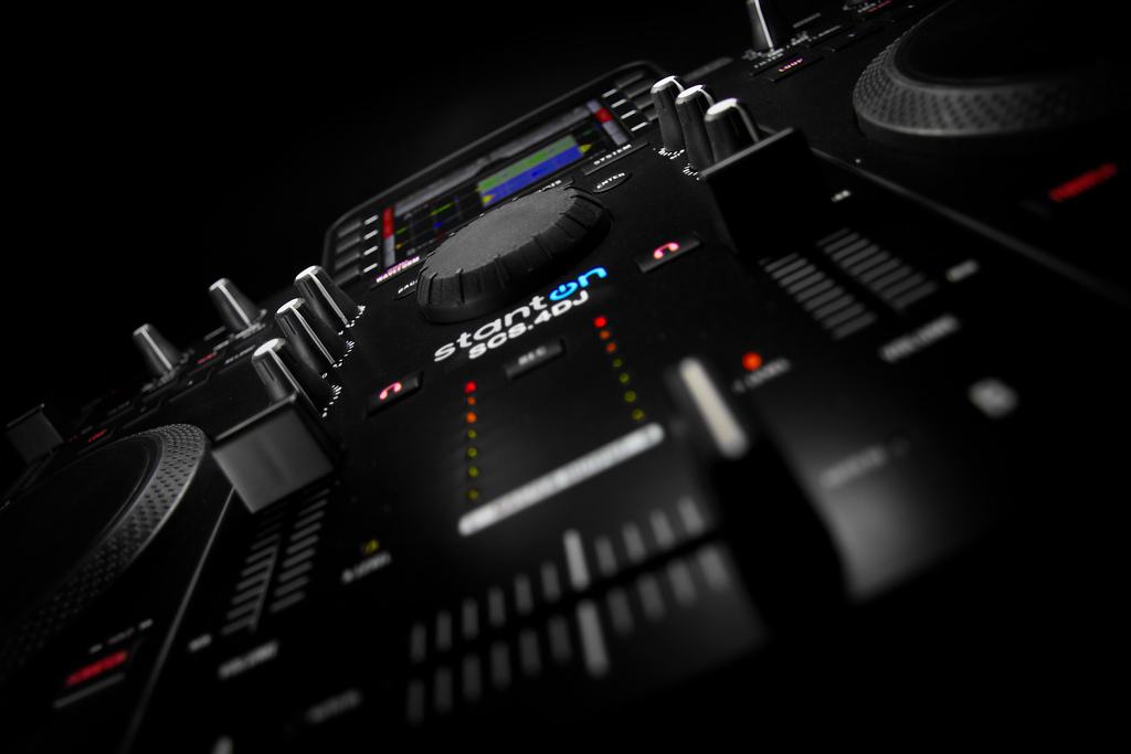 Stanton SCS.4DJ kontroler/DJ mixer sa LCD display-om