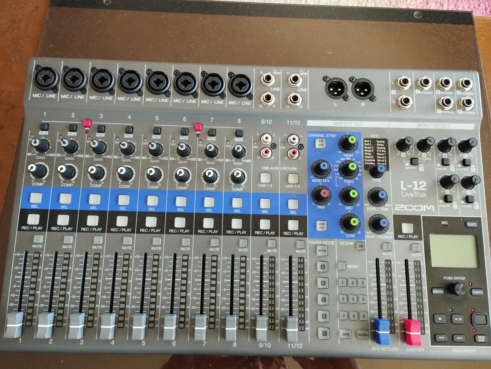 Zoom Livetrak L12