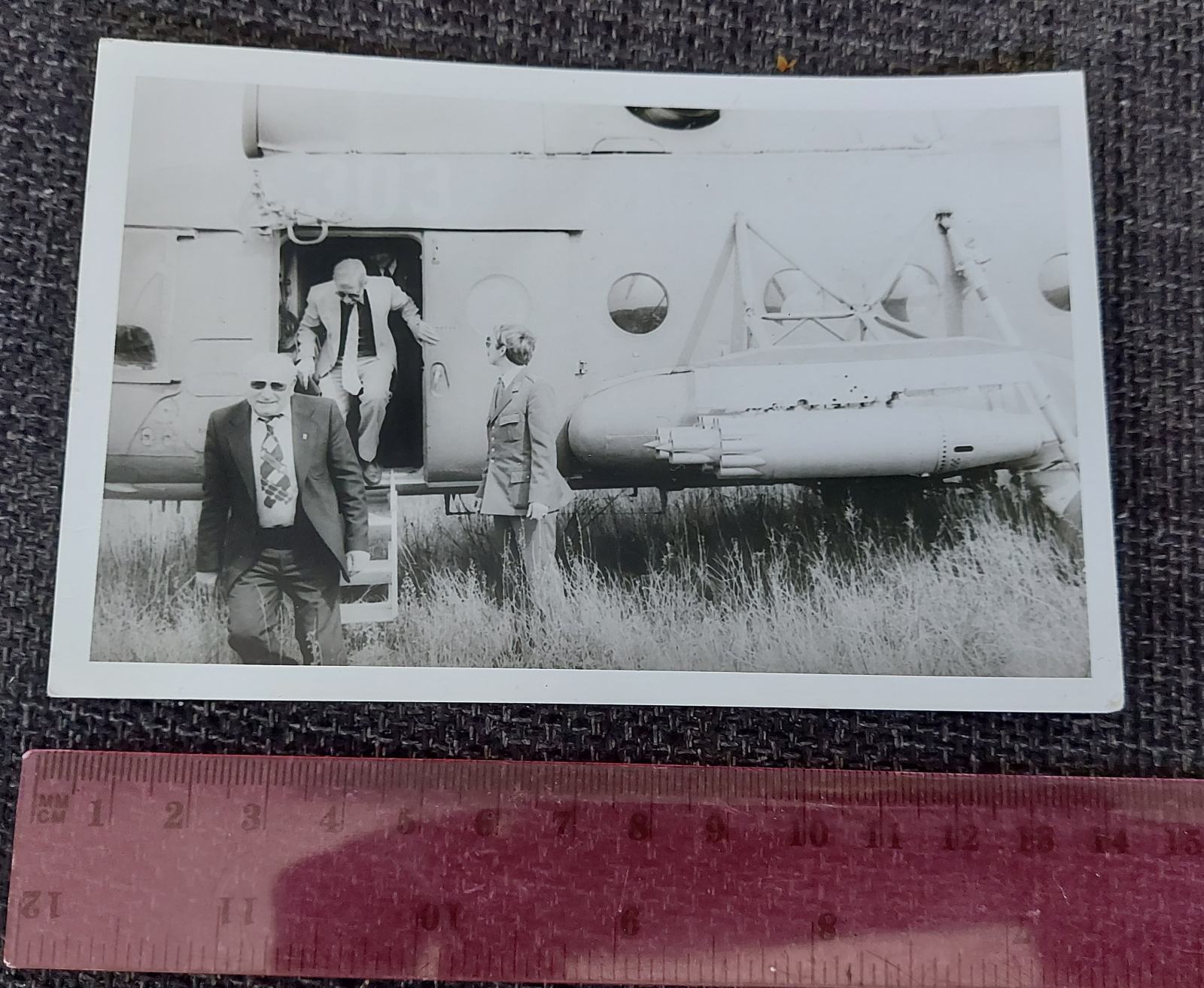 Fotografija stari piloti NOVJ izlaze iz helikoptera Mi-8 VIS VIII