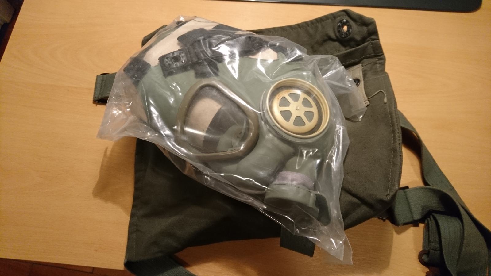JNA vojna gas maska (M1 - M59) zapečaćena, s torbicom za nošenje