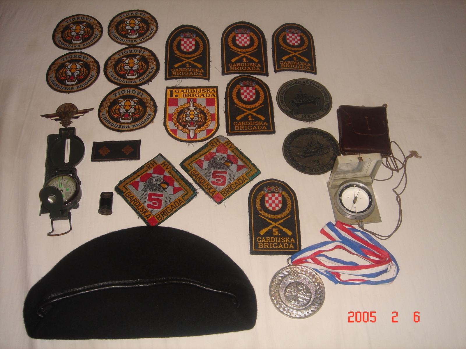 prišivke TIGROVA i SOKOLOVA+kompas+značka vojnog padob