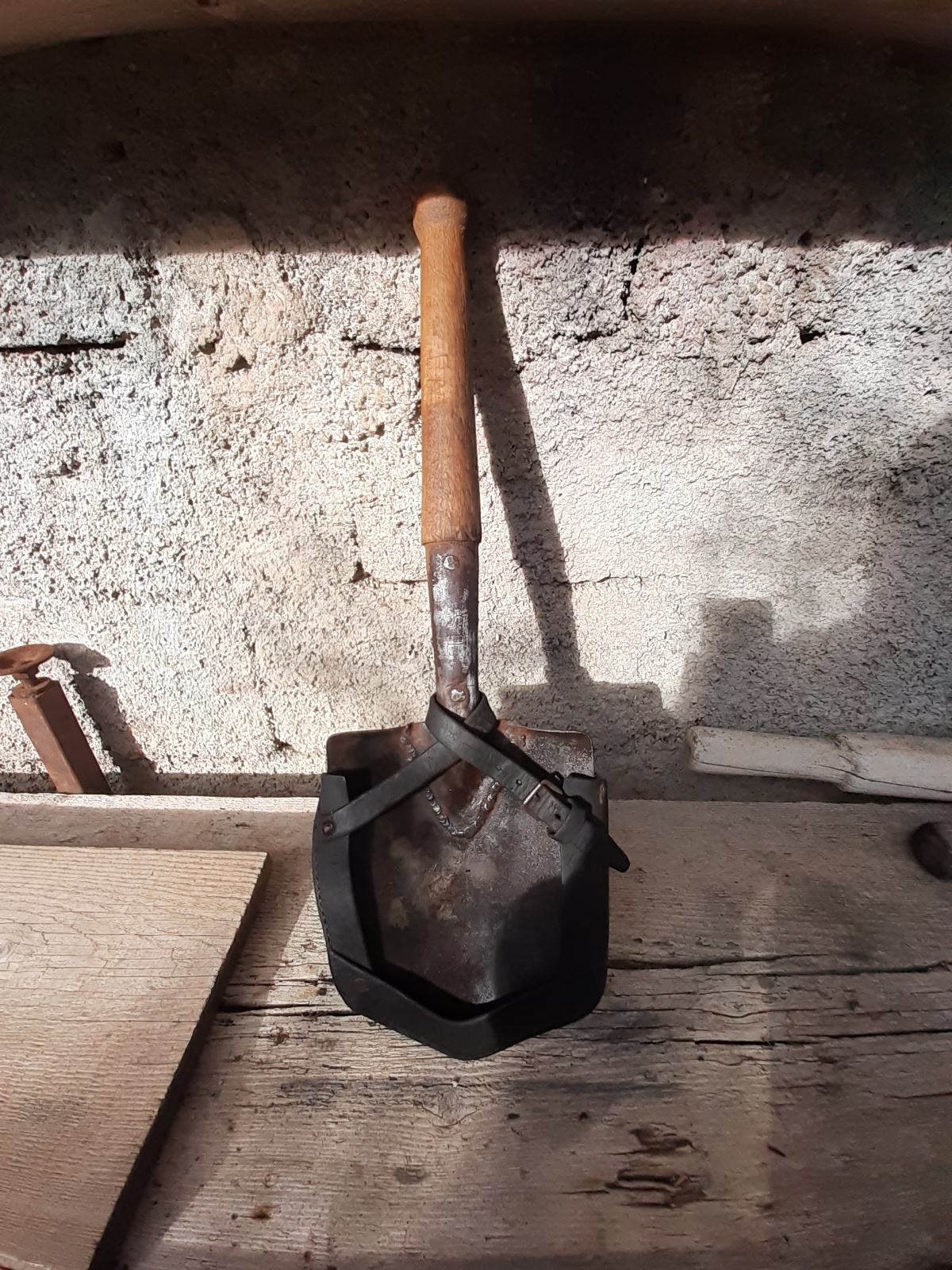 Stara vojna lopatica sa oznakom U.S