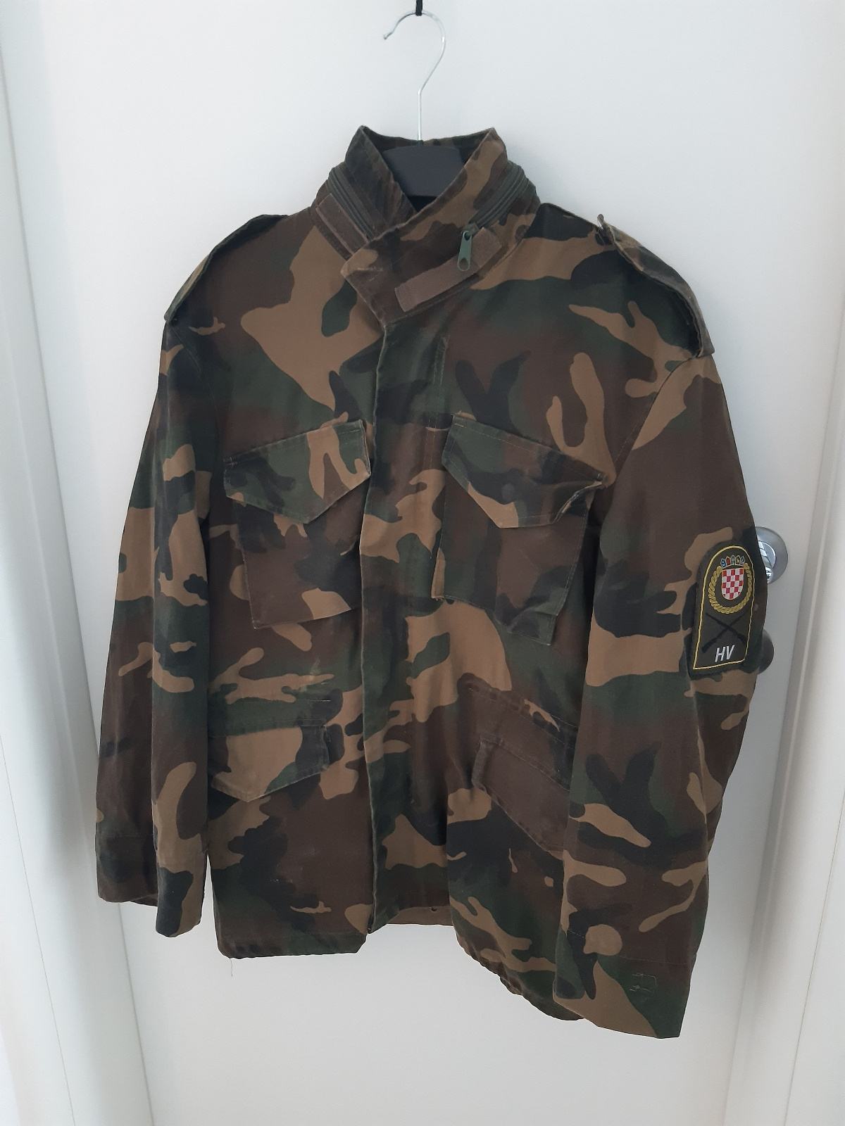 Vojna jakna maskirna HV, Domovinski rat. Sa oznakom HV