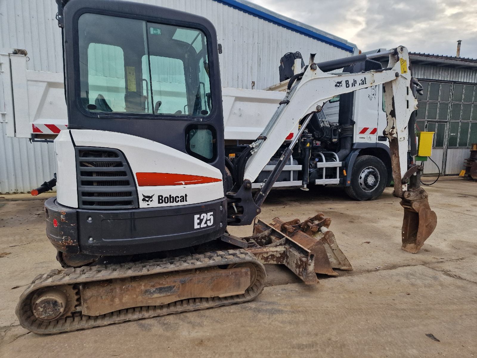 BOBCAT E25 - 2018 - 2.800h - NA IME KUPCA