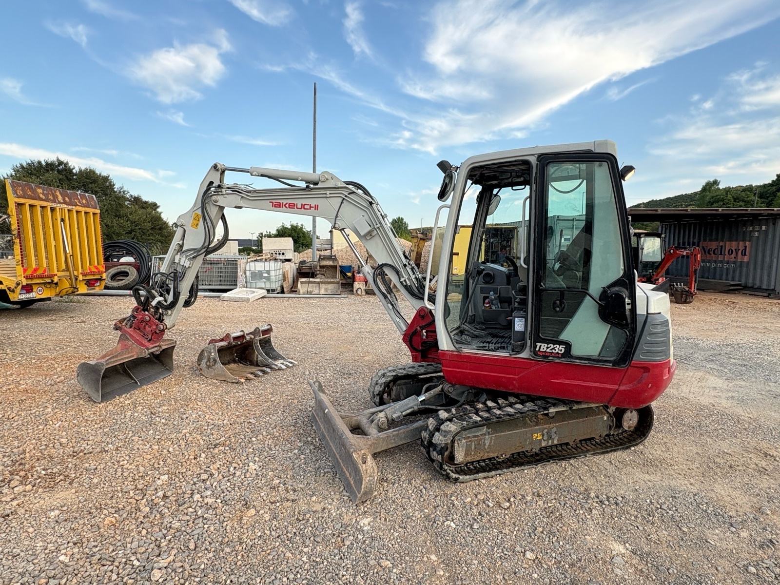 Takeuchi 235 Powertilt sa Oilquick 3 korpe