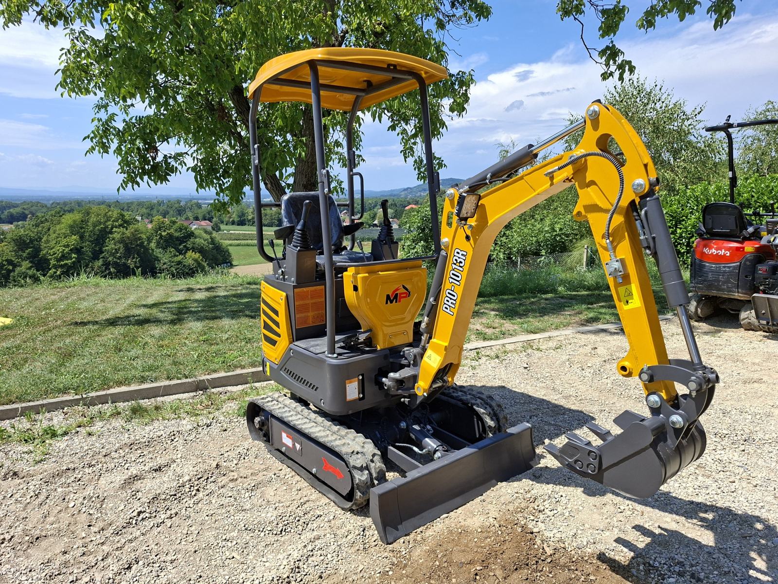 Mini bager 1.3T lomljiva roka MP-PRO-1013R - KUBOTA motor - joystick
