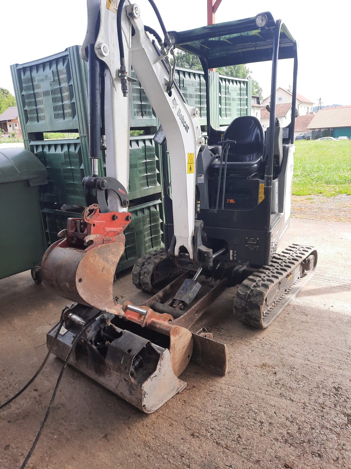 BOBCAT E17-ODLIČNO STANJE-3 KORPE-ZAMJENA ZA KOMBI,MOTOR,AUTO,QUAD..