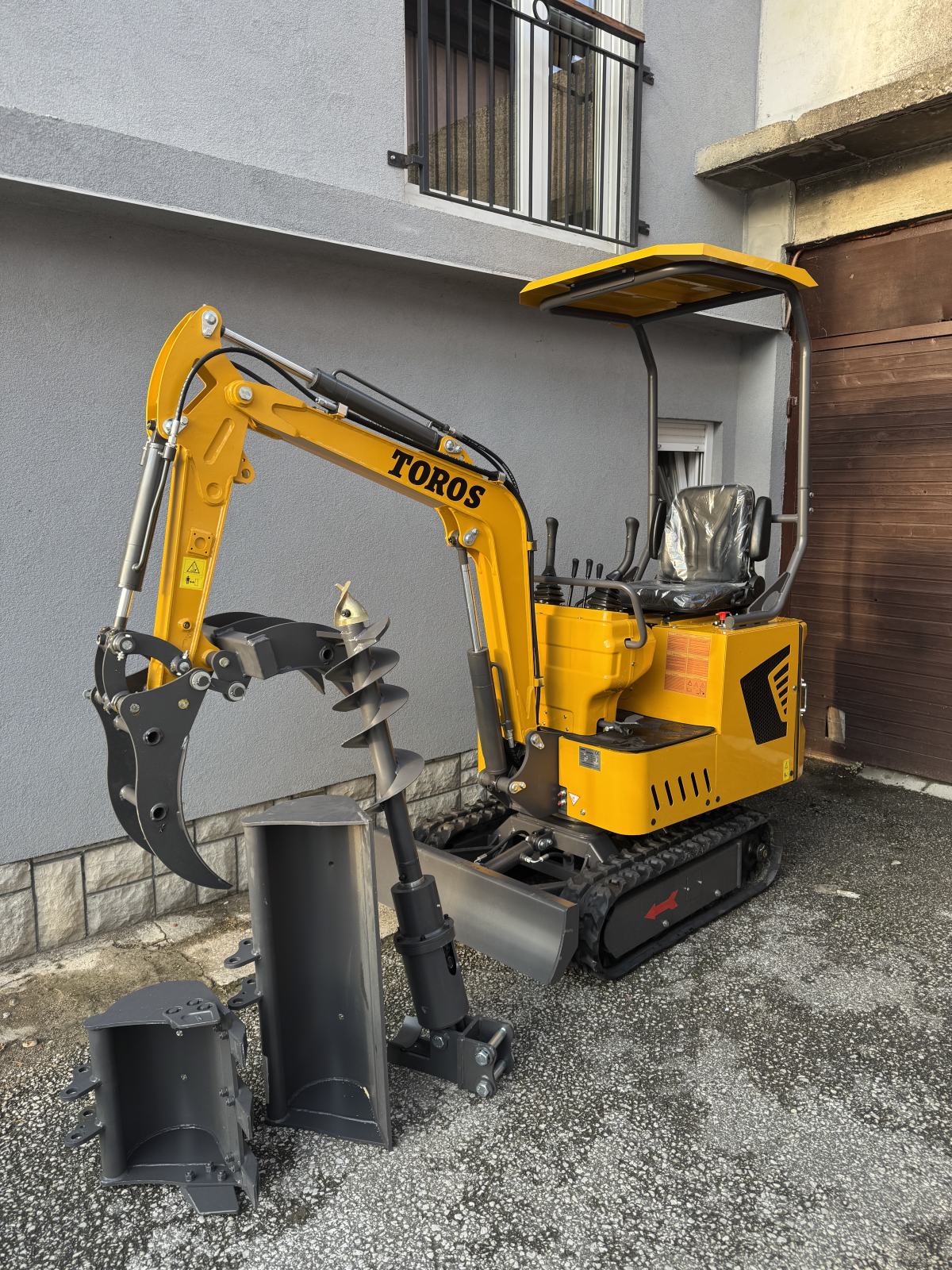 Novi Mini bager sa priključcima