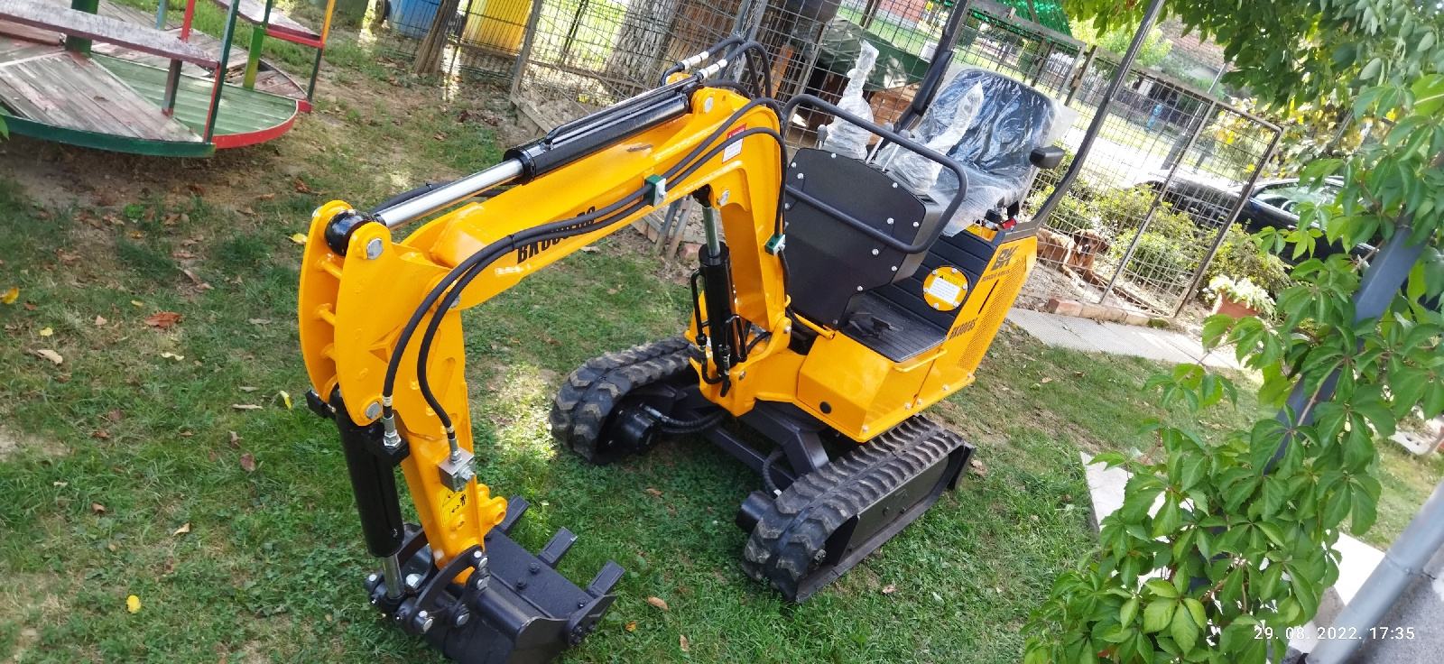 Prodajem NOVI mini bager 800 kg