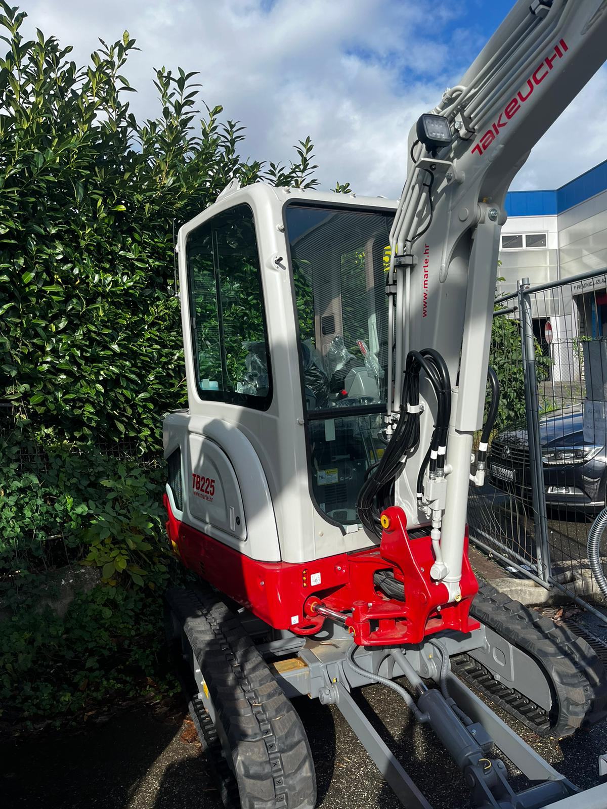 TAKEUCHI BAGER TB225 (2,5t), OPCIONALNO HIDRAULIČNI ČEKIĆ OKADA 250