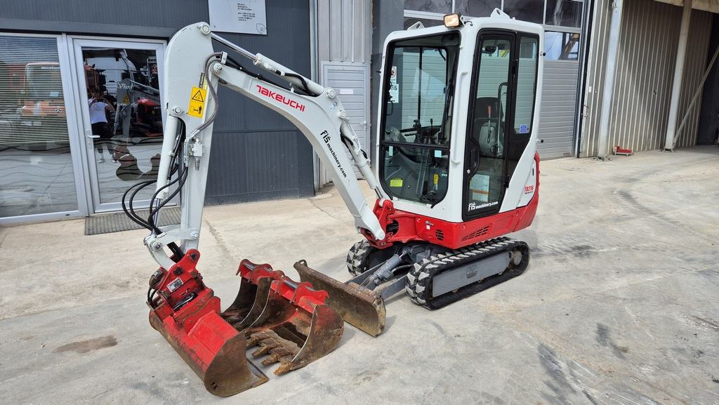 TAKEUCHI TB216 - 2022 GODINA - 1125 SATI - POWERTILT - 3X KORPA