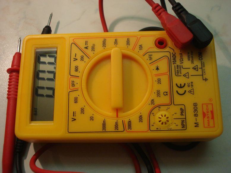 Digitalni univerzalni instrument