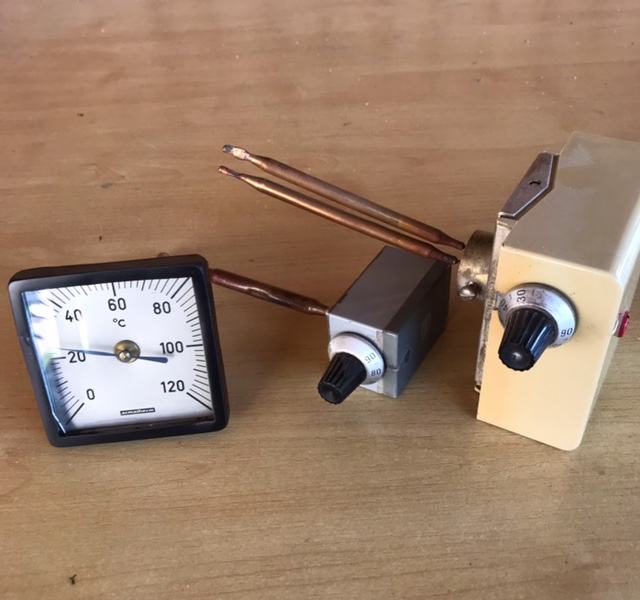 DVA TERMOSTATA I TERMOMETAR