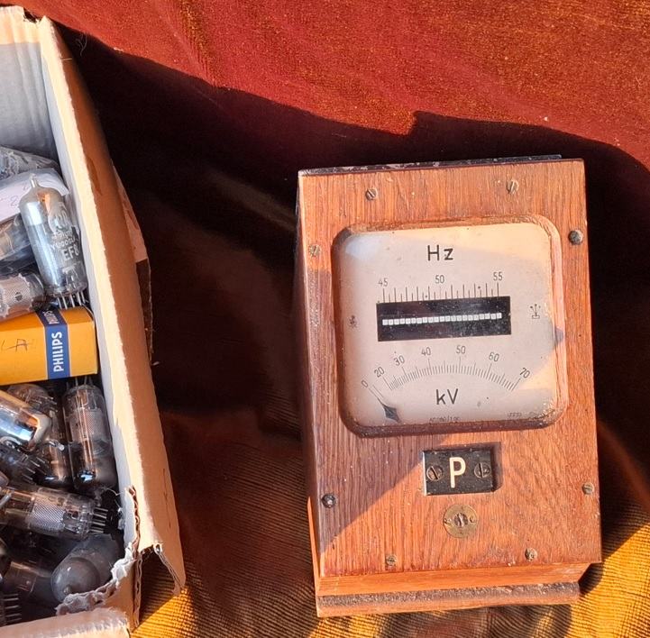 frekvenc metar 50 Hz, volt metar 70 kV, u zgodnoj drvenoj kutiji
