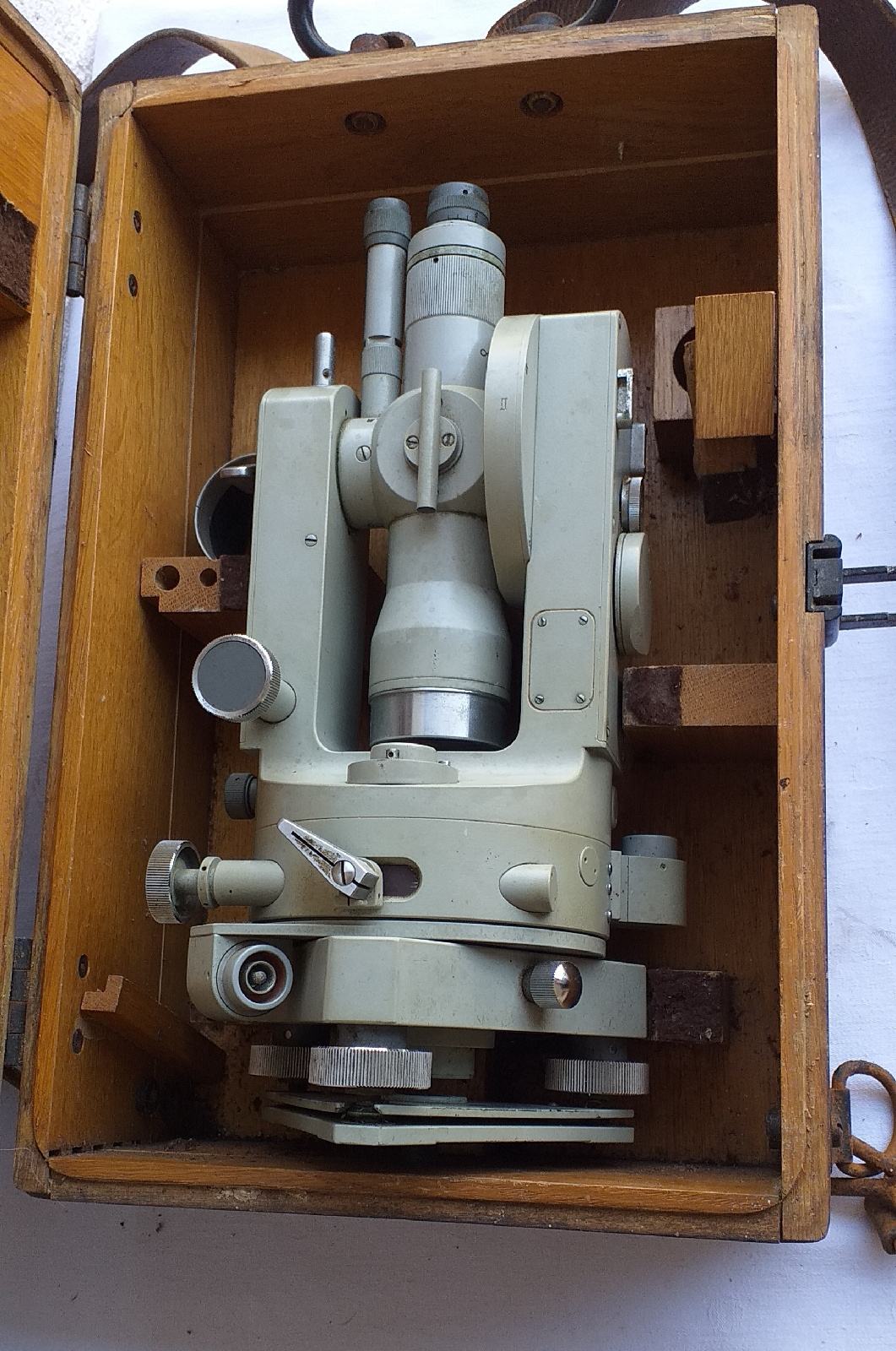 GEODETSKI INSTRUMENT