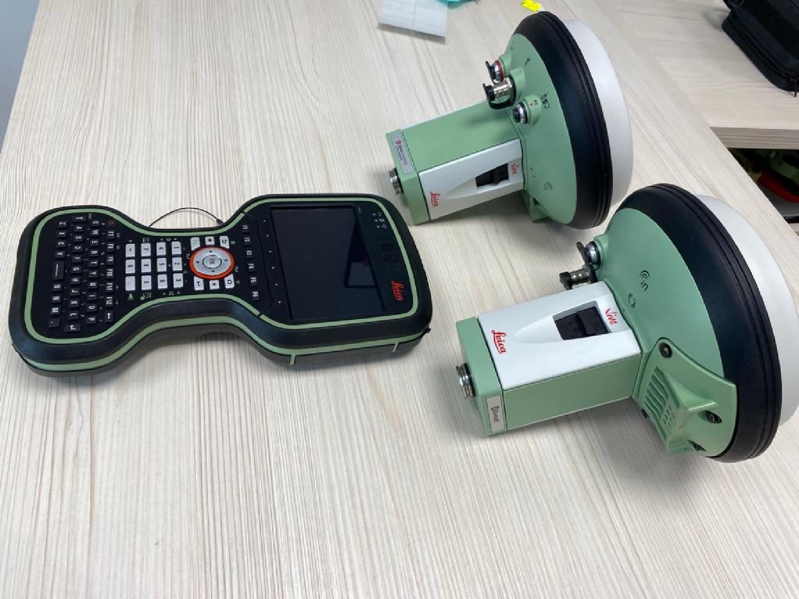 Leica GPS GNSS GS15 baza i rover