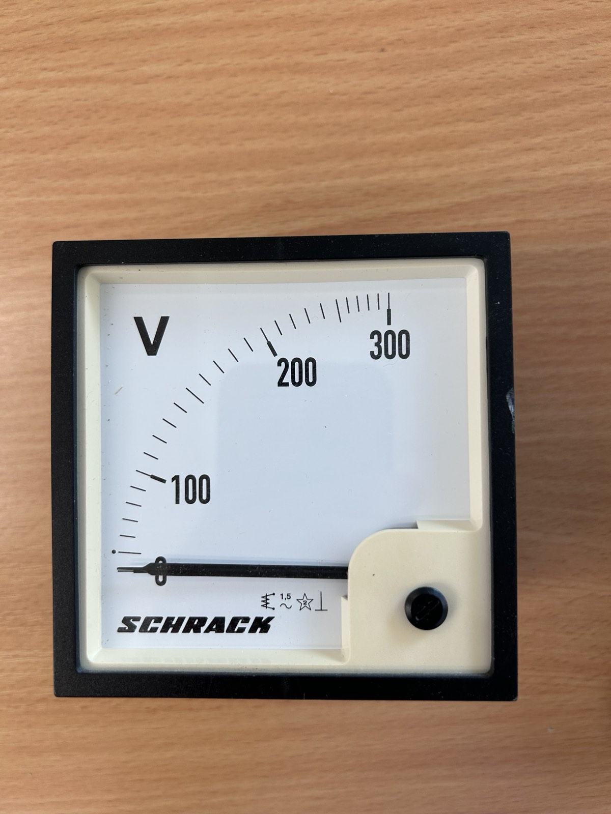 Ugradbeni mjerni instrument voltmetar Schrack