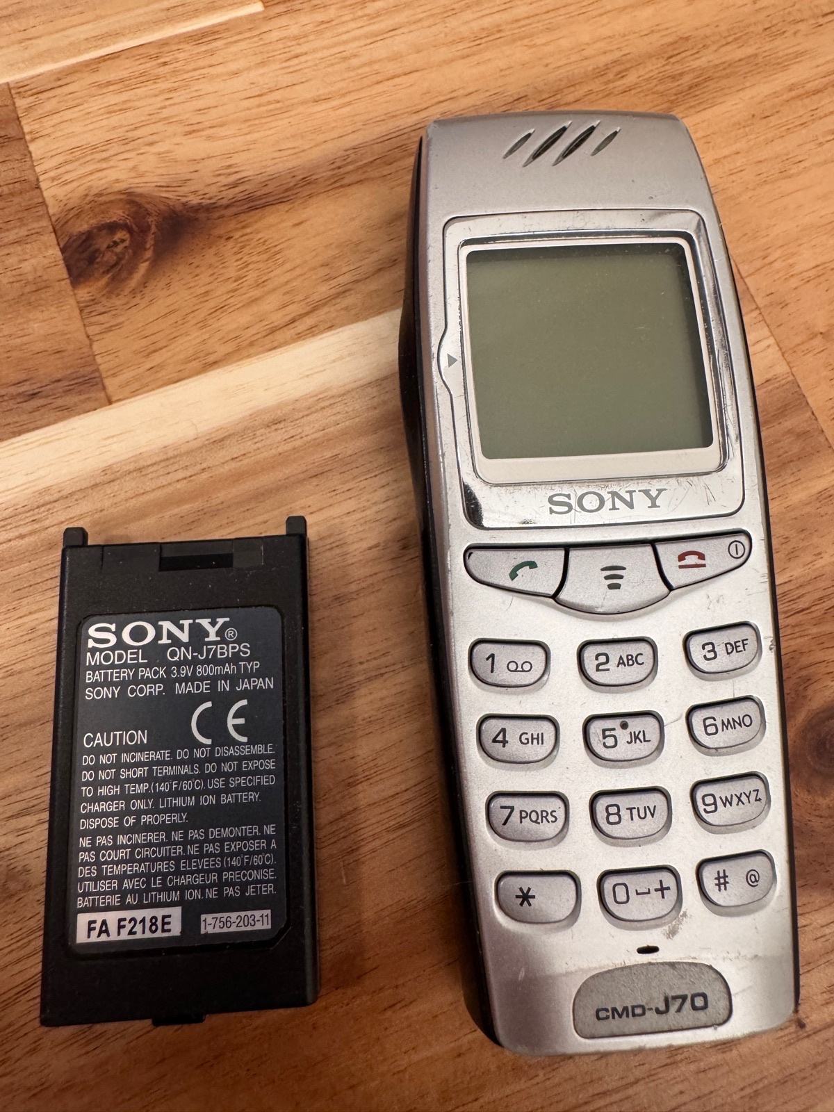 Mobitel Sony CMD - J70 za dijelove