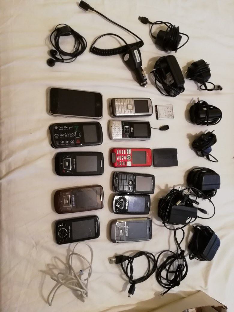 STARI MOBITELI I PUNJAČI.