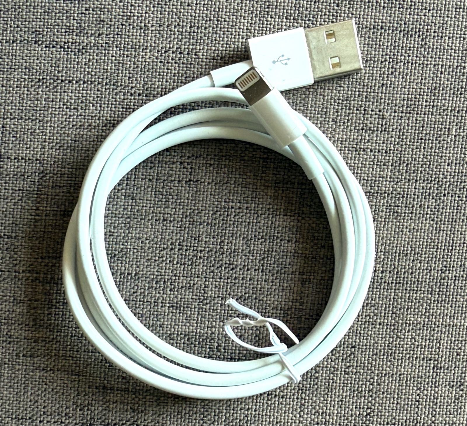 Originalni APPLE lightning kabel, USB- Lightning, NOVO