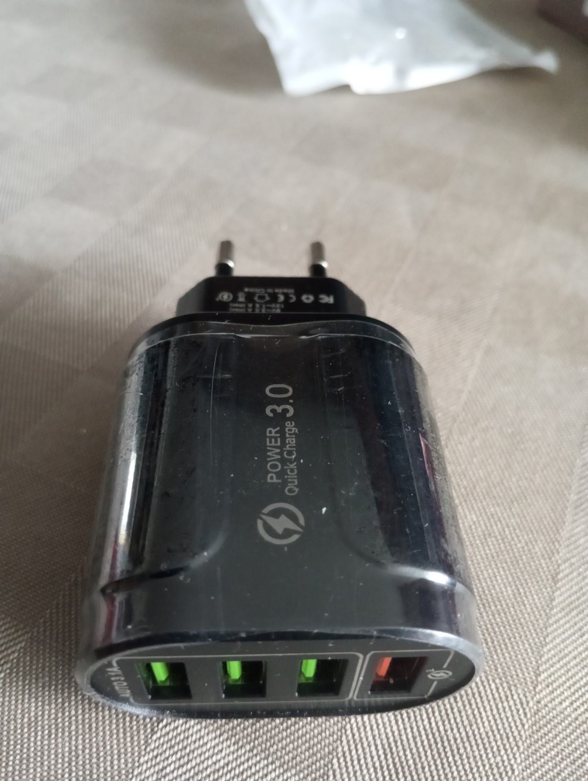 Punjač-adapter sa 4 USB ulaza istovremeno, vidi slike!