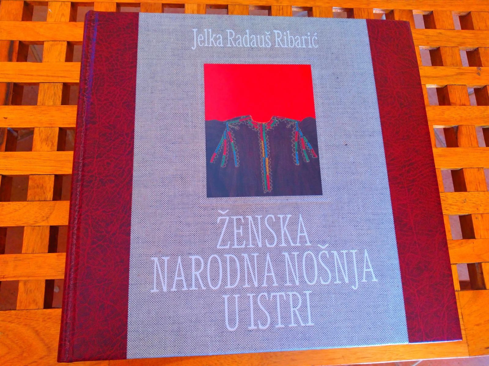 Jelka Radauš Ribarić ŽENSKA NARODNA NOŠNJA U ISTRI
