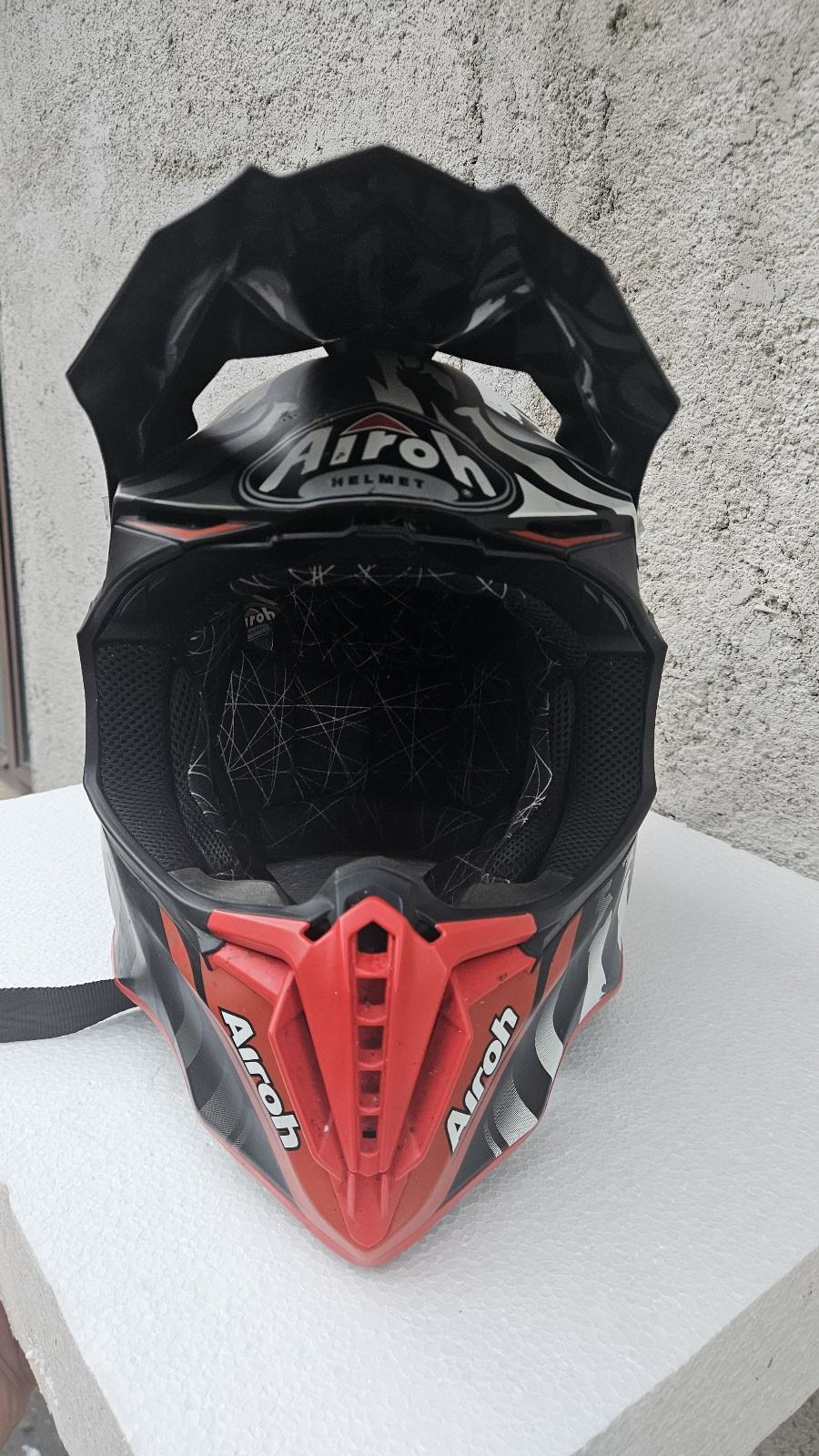 Moto kaciga Airoh Twist 2.0 Legend mat kao nova!