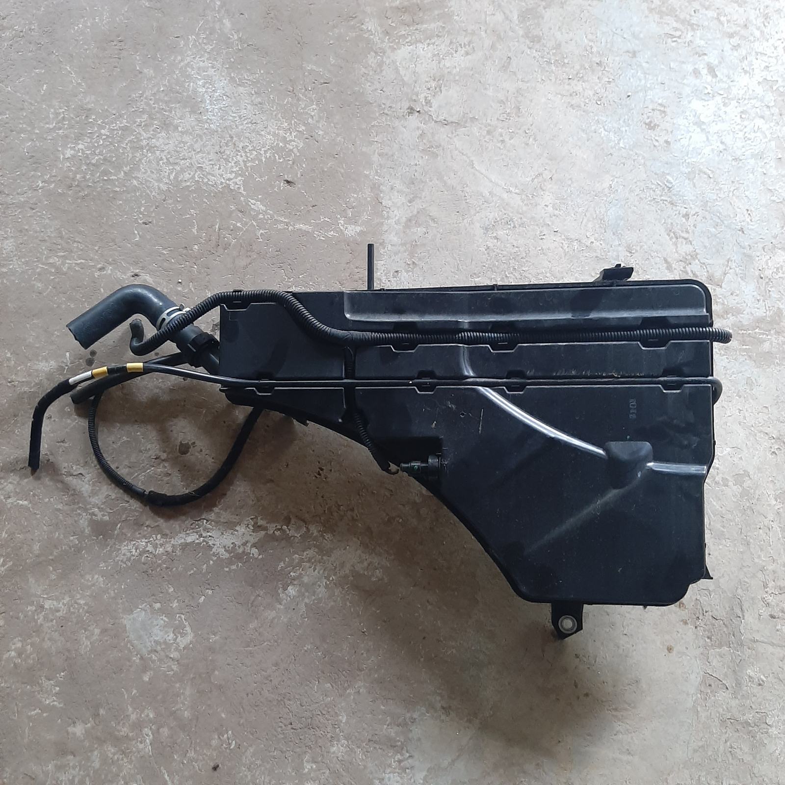 Alfa Stelvio 2021 posuda vode za brisace