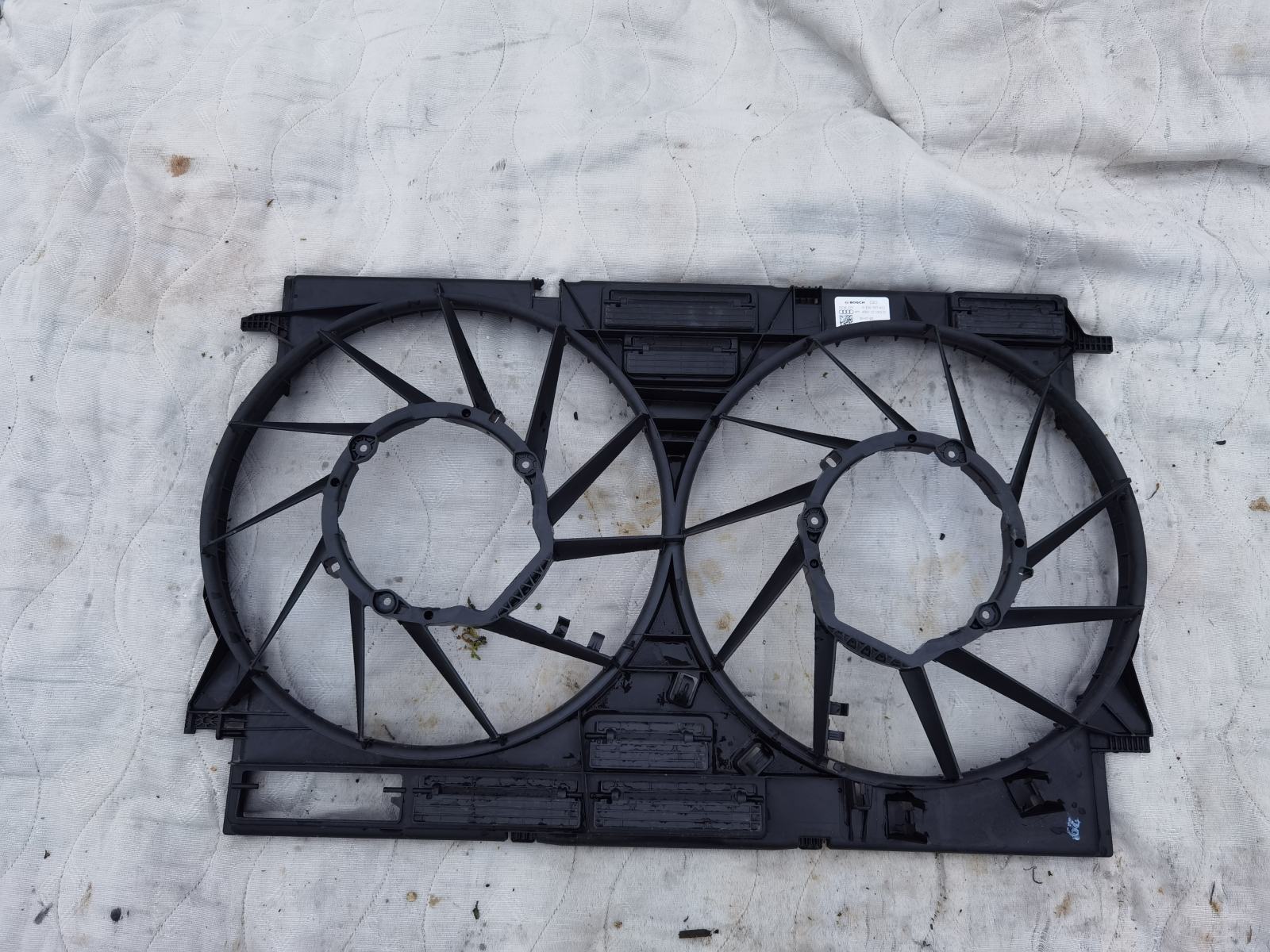 AUDI Q7 4M A4 8W B9 A6 C8 NOSAČ KUČIŠTE VENTILATORA 8W0121003D