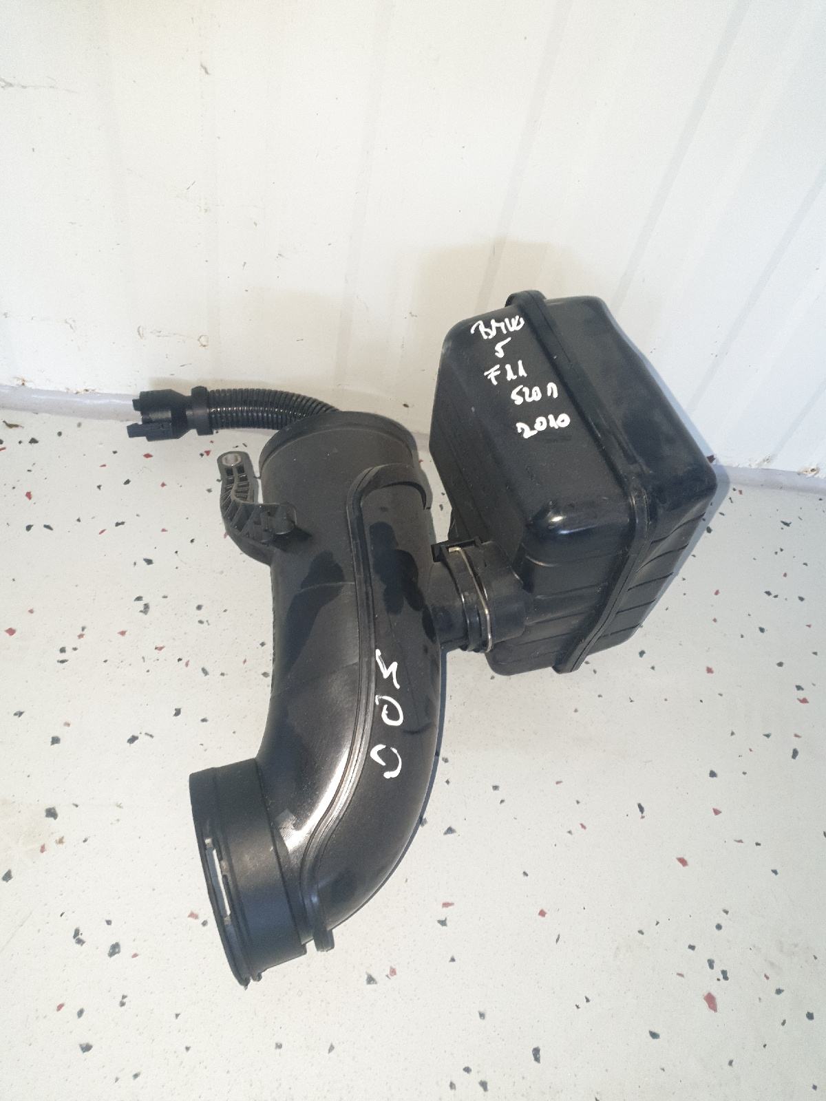 BMW F11 520d kutija zraka 13718512249