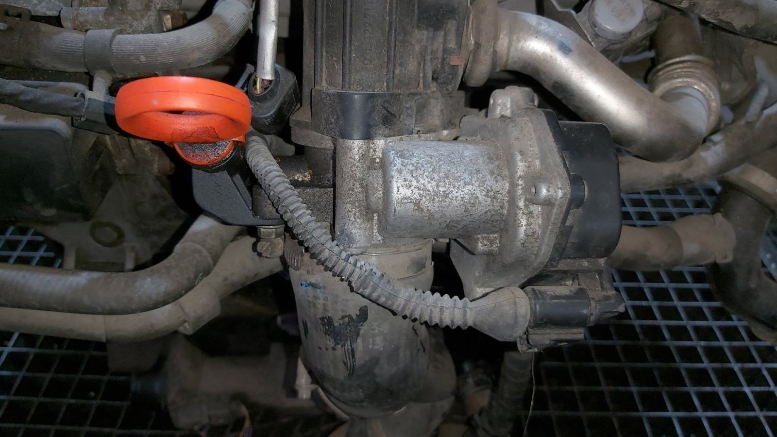 DOZER KLAPNA VW CADDY > 10-15 03L128063AD