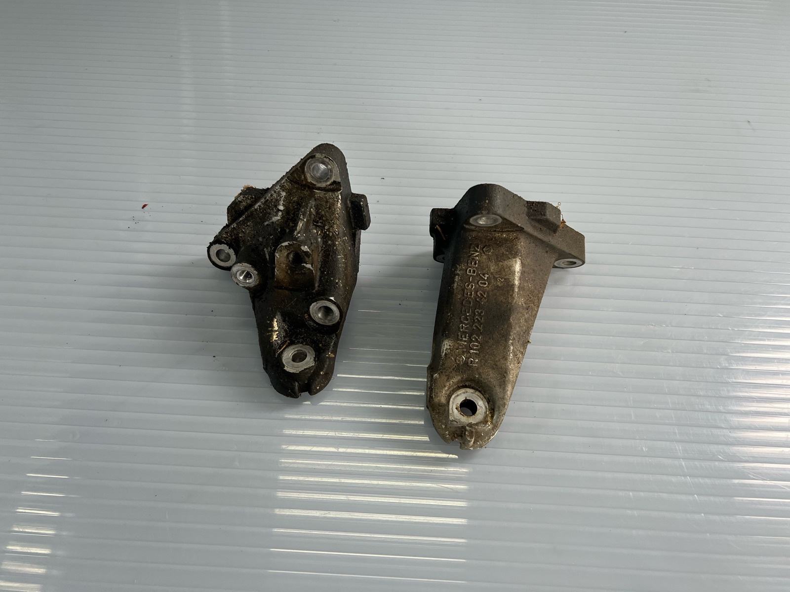 Mercedes m102 nosaci motora