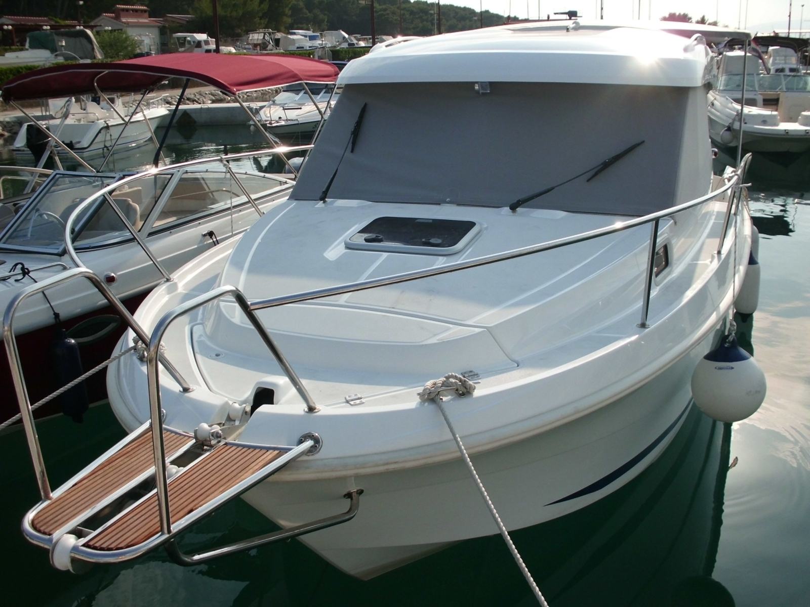 Beneteau Antares 750 + Yamaha 150 AETX vanbrodski motor, 2011. godište