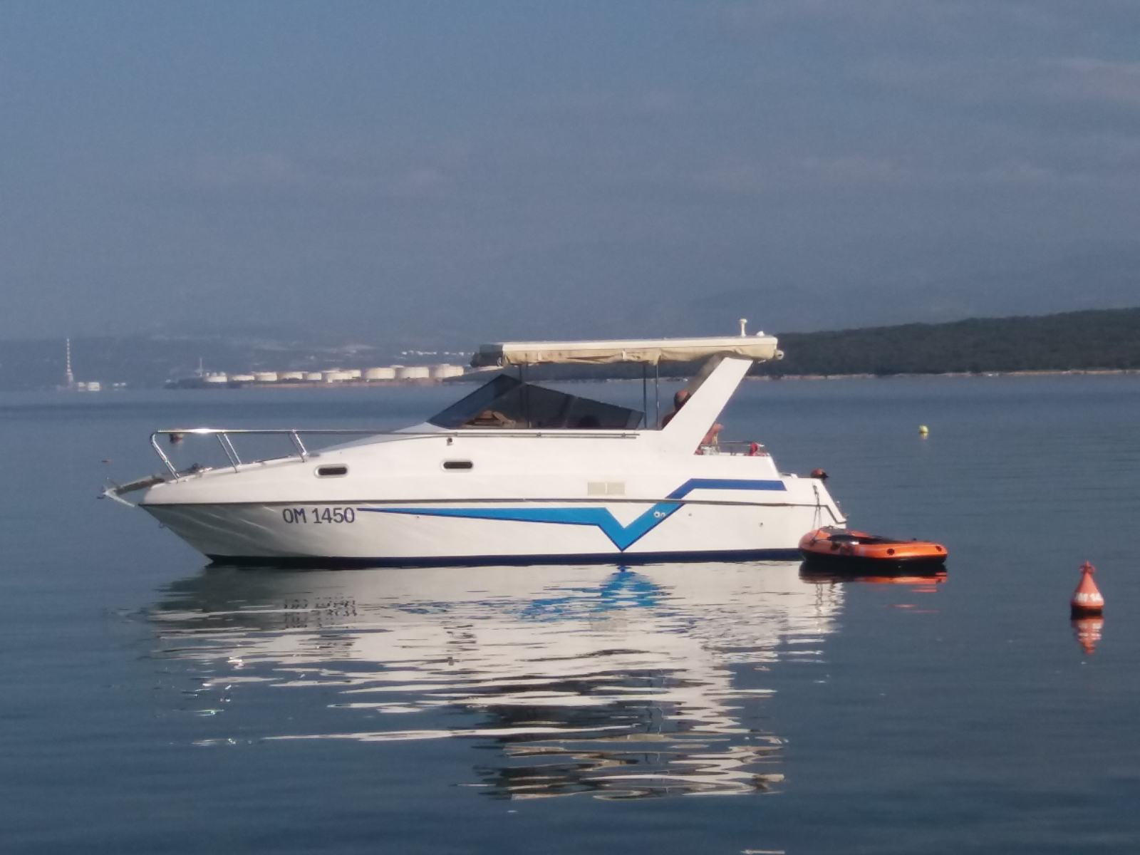 Brod - gliser s kabinom 7,75 m