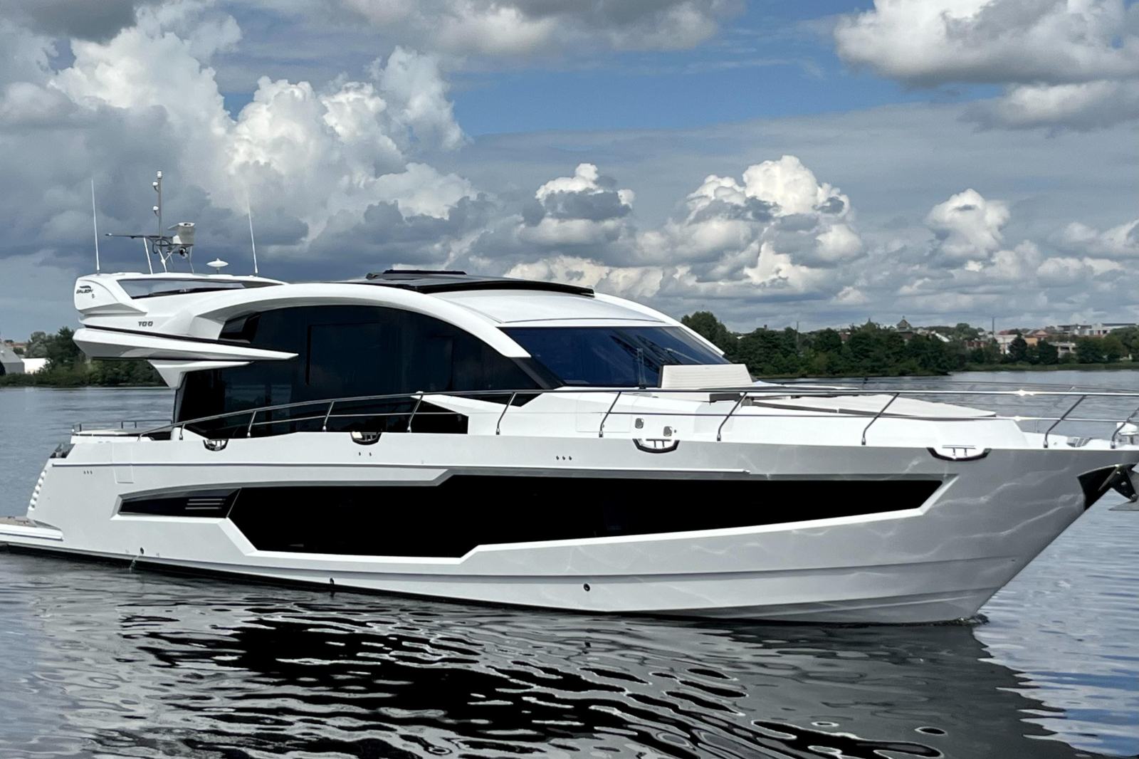 Galeon 700
