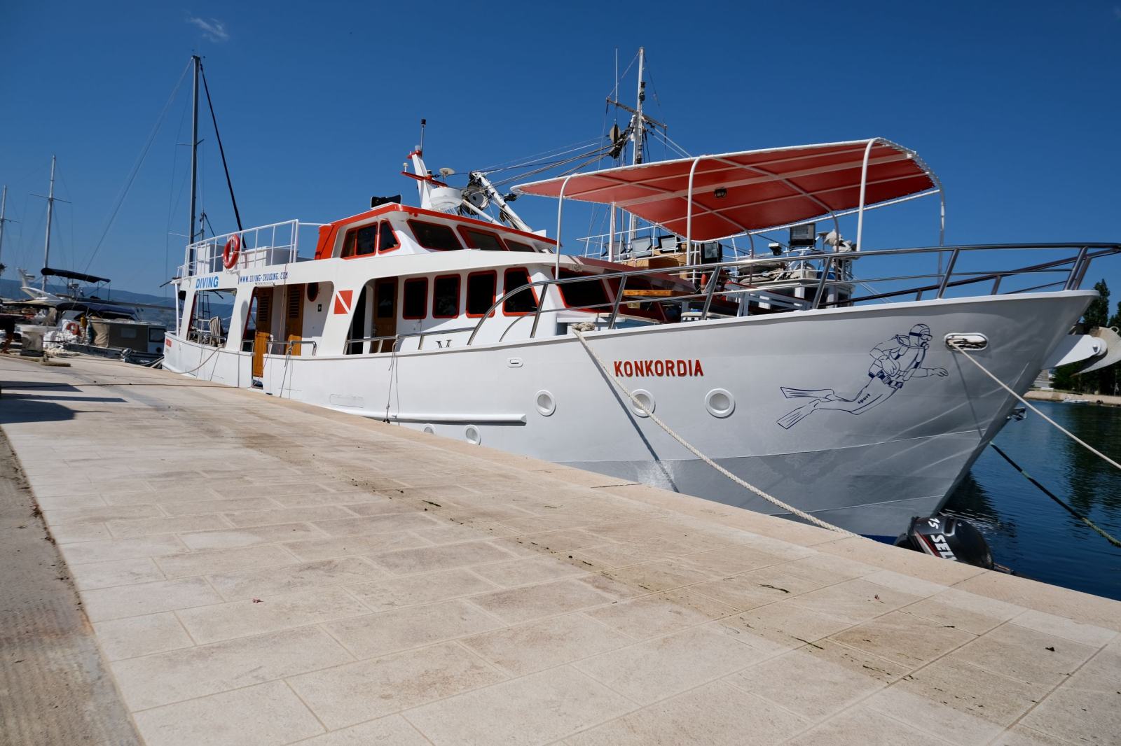 Motorni brod za nautički turizam