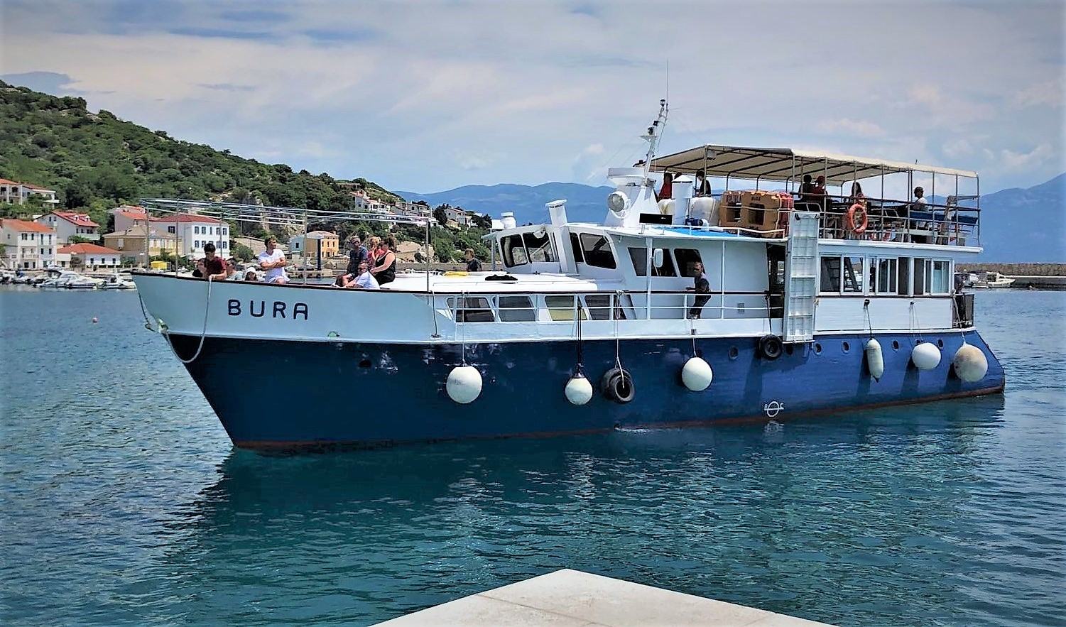 Prodaja putničkog motornog broda za jednodnevne izlete