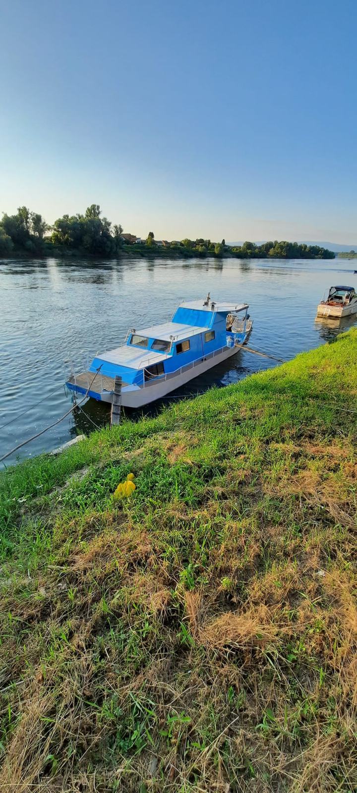 Prodaje se vrhunski rijecni brodic