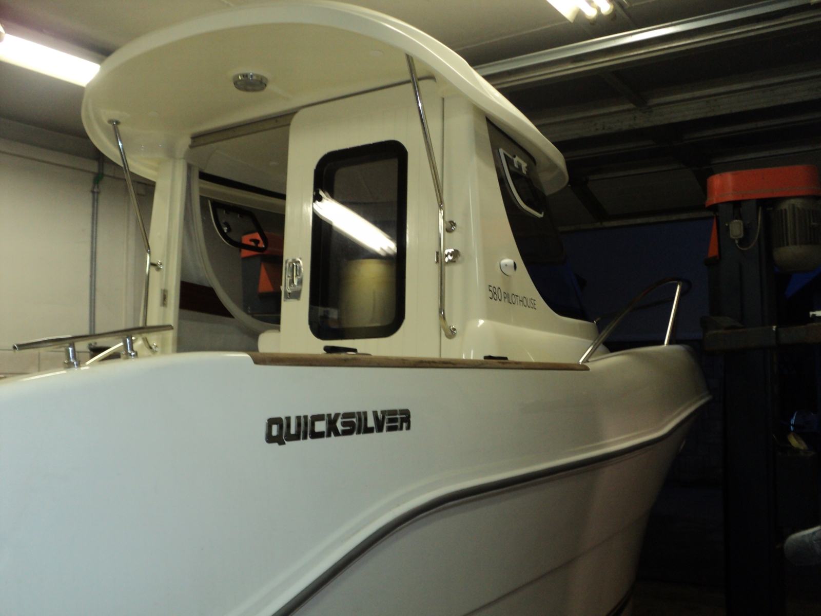 QUICKSILVER 580 PILOTHOUSE