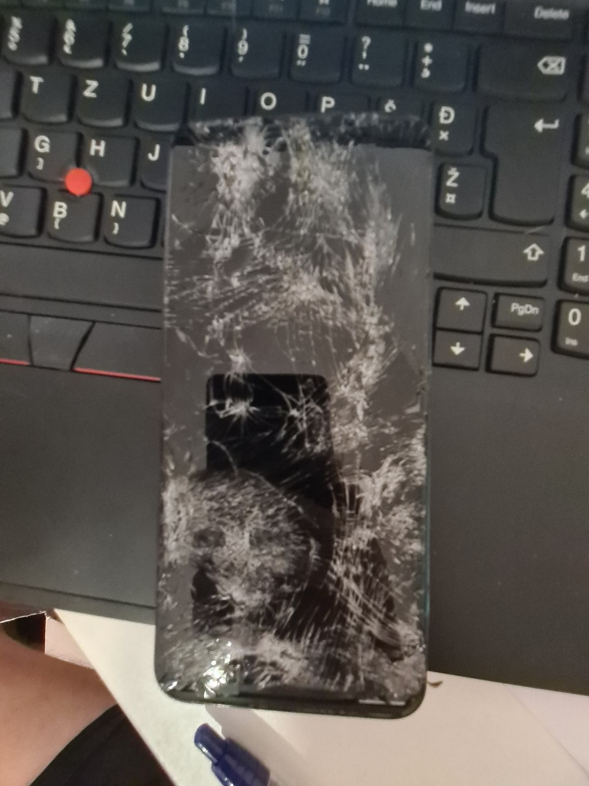 Motorola G9 play, razbijen ekran, vibrira kada se pali