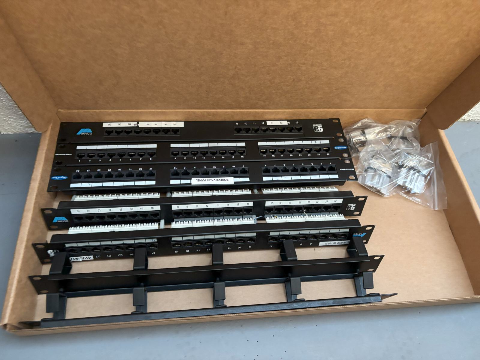 4x CAT5 patch panel 24port + 2x vodilice kablova