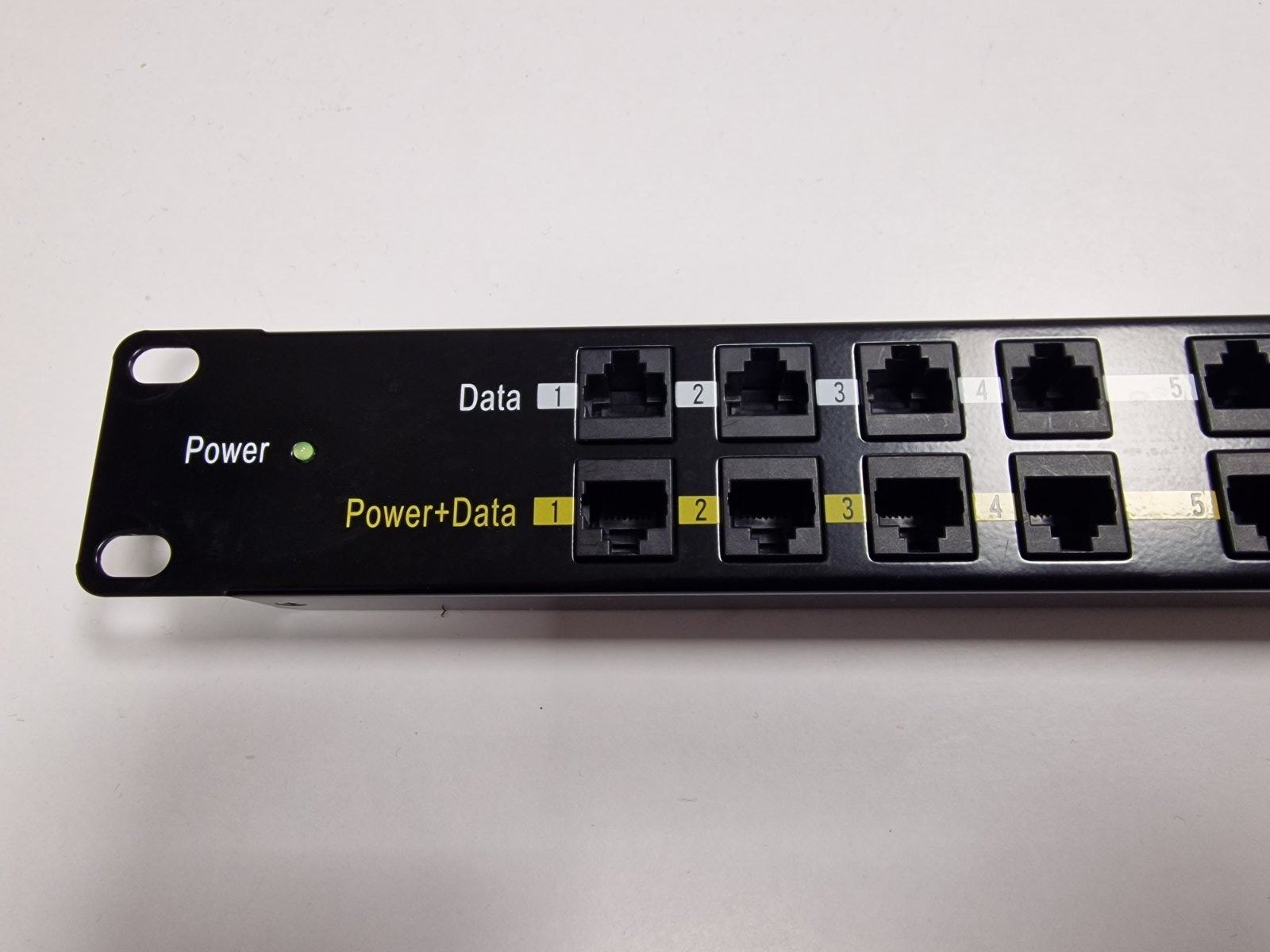 Pasivni 16-portni PoE Patch Panel, 1U, bez napajanja