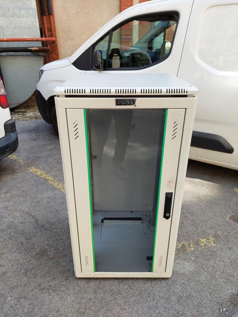 Samostojni komunikacijski/mrežni ormar DIGITUS 22u serije DN-19-ST