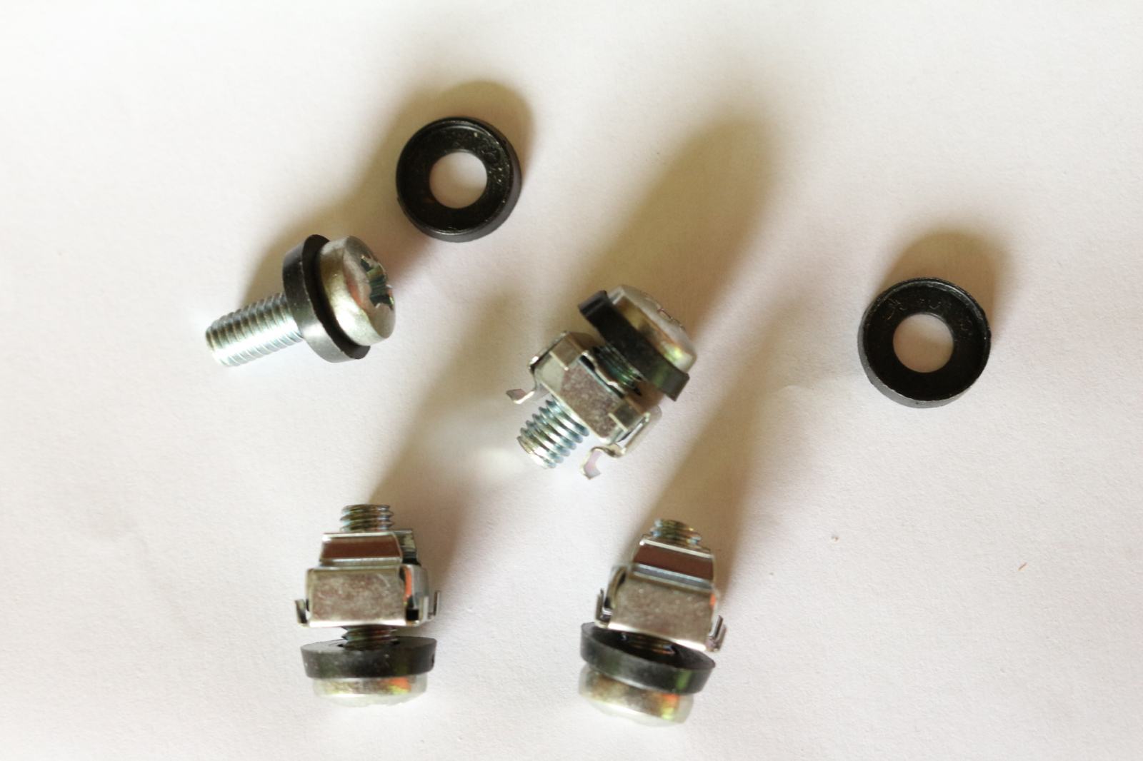 Vijci i matice za Racal 19 rack