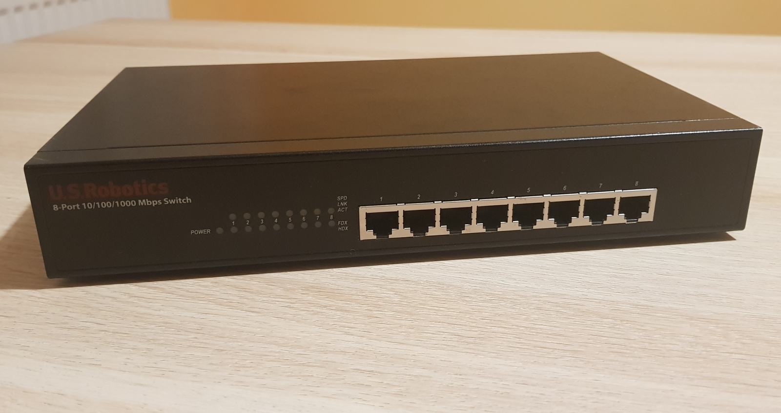 US Robotics 8-Port 10/100/1000 Mbps switch