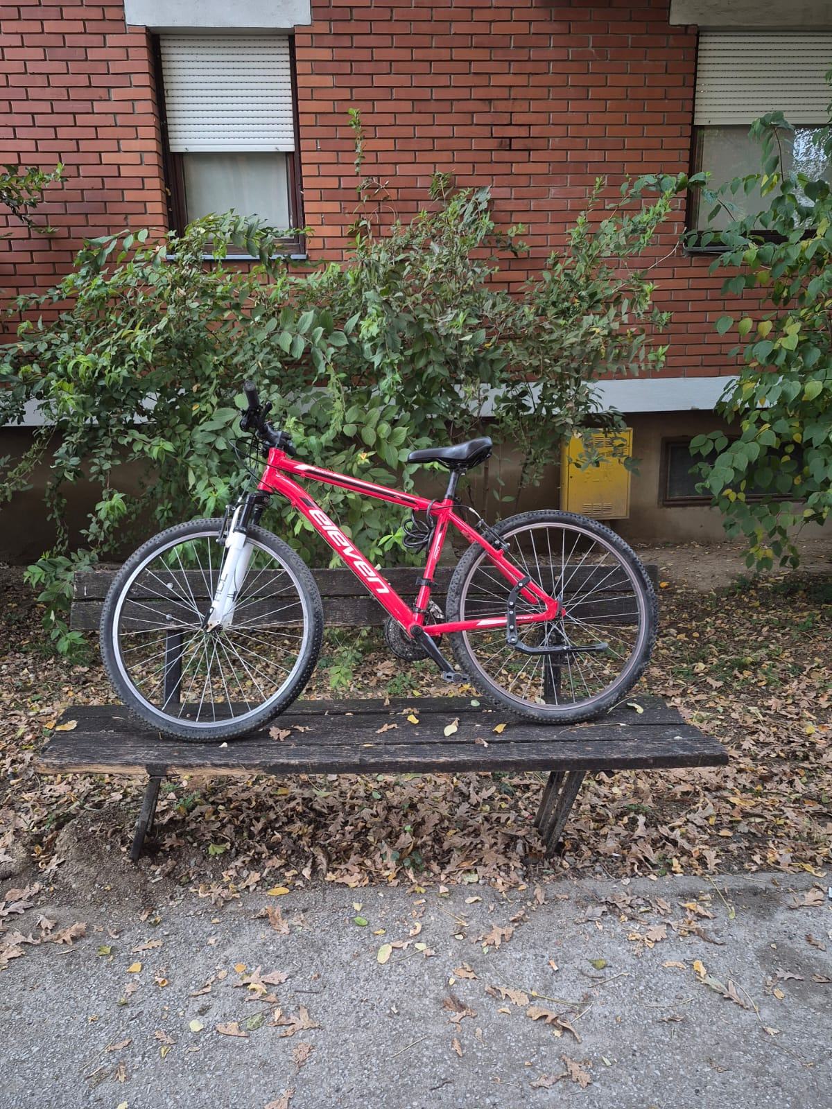 Prodajem ELEVEN PRO 26 RED MTB